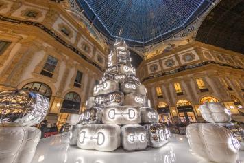 Milano, acceso l'albero di Natale firmato Gucci in Galleria Vittorio ...