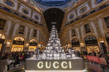 Milano, acceso l'albero di Natale firmato Gucci in Galleria Vittorio ...