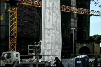 Il Pulcinella «fallico» di piazza Municipio diventa un meme sui social ...