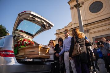 Funerali di Matilde Lorenzi, morta sugli sci a 19 anni. La sorella: «Mi ...