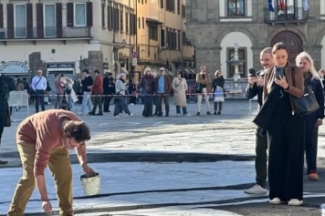 Firenze, disegna il volto del David di Michelangelo sul pavimento di ...