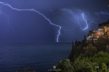 Vietri sul Mare, spettacolare tempesta di fulmini nella notte: le foto sul web, boom di ...