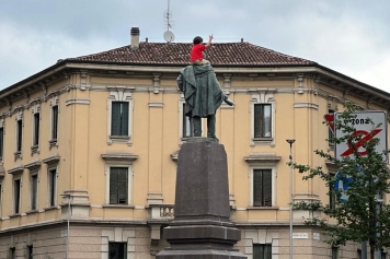 Bergamo, il bimbo sulla statua di Garibaldi che mima una pistola, la provocazione di Cattelan si ...