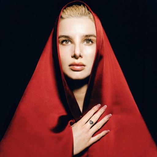 Beatrice Quinta debutta con il disco «Devota», tra tradizione e disco ...