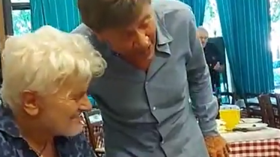 Gianni Morandi e Ron cantano per i 90 anni di Tobia Righi | Corriere TV
