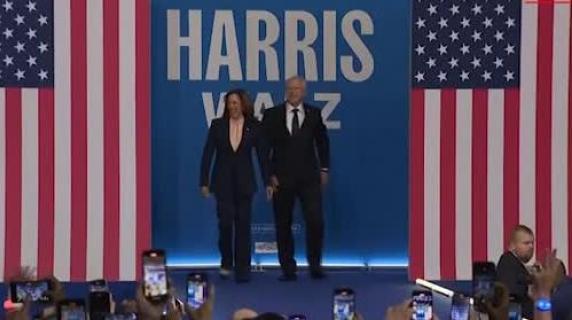 Kamala Harris sul palco con Tim Walz: «Il vicepresidente che gli Stati ...