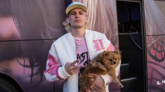 Il rapper romano Il Tre ha presentato il suo singolo «Roma» su un bus ...