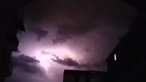 Scene da film a Brescia: lampi e tuoni dal cielo, forti danni causati dal maltempo- Corriere TV