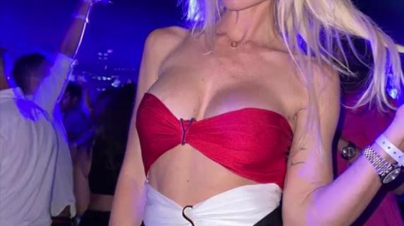 Ilary Blasi è Tornata In Sardegna Con Bastian Muller Look Sexy In