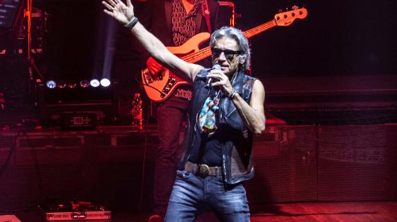 Ligabue apre il live con l'omaggio a Roma. E le sferzate rock di «Happy ...