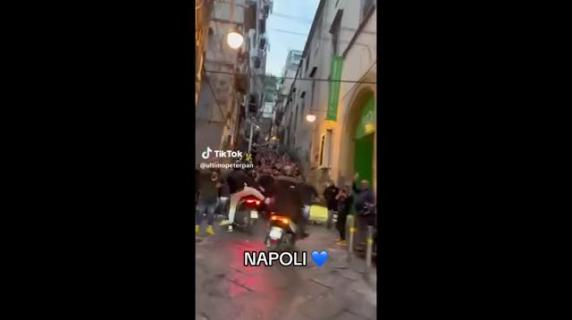 Ultimo in scooter (col casco) a Napoli, Borrelli: «Ha imparato la ...
