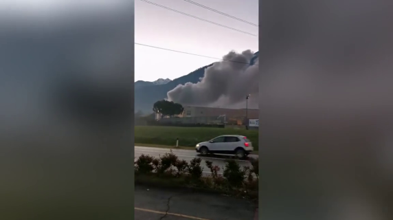 Colico, a fuoco un capannone della Seval: la colonna di fumo visibile ...