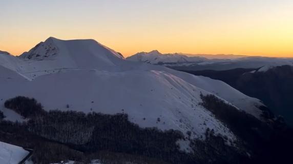 Terminillo coperto di neve, il panorama all'alba è straordinario ...