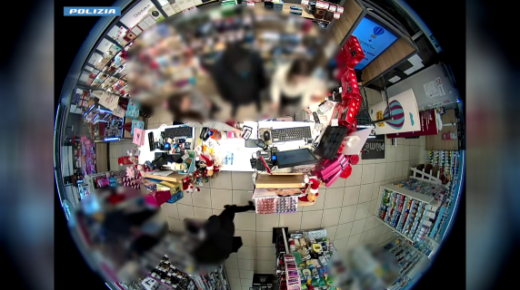 Milano, rapina supermercato impugnando un paio di forbici: «Fuori c'è ...