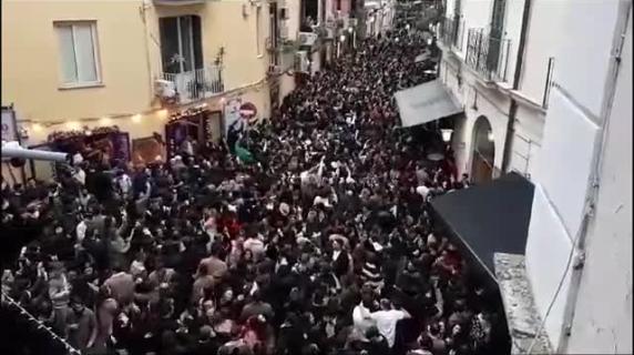 Brindisi della Vigilia di Natale a Napoli, che folla nella zona dei ...