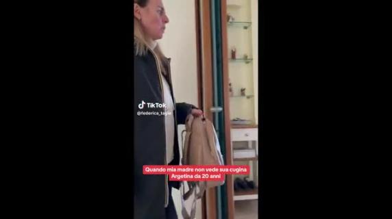 Non vede la cugina che vive in Argentina da vent'anni: il video dell ...