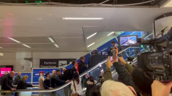 Jannik Sinner, l'arrivo a Fiumicino con in mano la coppa degli ... Jannik Sinner, l'arrivo a Fiumicino con in mano la coppa degli ...