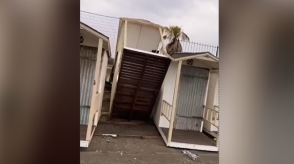 Il video della tromba d'aria a Ostia, stabilimenti distrutti: «Danni per migliaia di euro ...