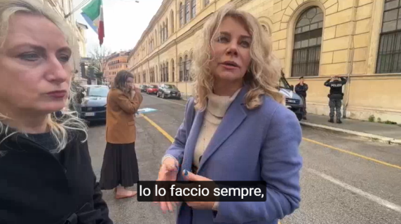Roma, il video della lunga fila per il voto all'ambasciata russa di via ...