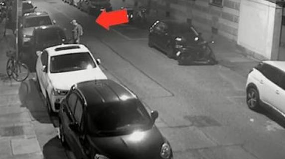 Torino, tenta di rubare un'auto davanti al commissariato: arrestato dopo 30 secondi | Corriere TV