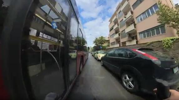 L'impressionante video dell'autobus Atac che sfiora il ciclista in una ...