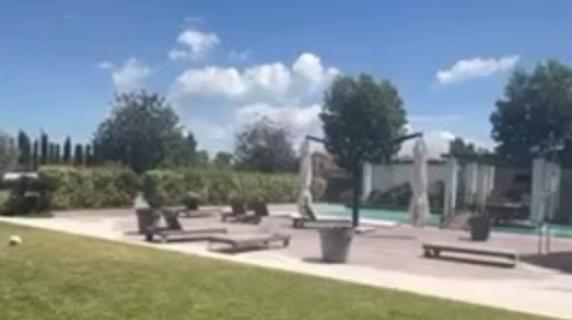 Ecco le immagini del giardino e del patio della lussuosa villa al ...