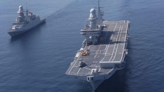 La nave militare Cavour esce dal porto di Civitavecchia, la manovra in ...