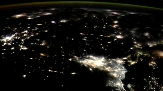L'astronauta cattura le luci della città in volo sopra l'Asia: le ...