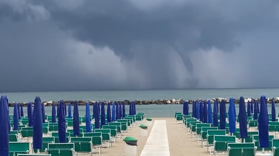 Maltempo, tromba d'aria avvistata sulla costa nel Ravennate, forte grandine a Rimini e Cesena ...