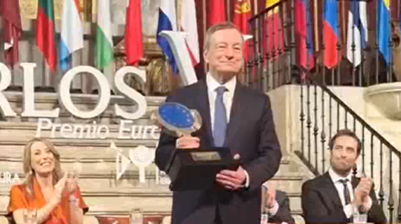 Draghi riceve il premio Carlo V da re Felipe VI di Spagna | Corriere TV