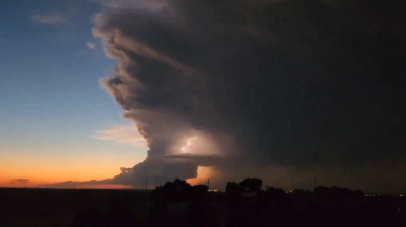 Le suggestive immagini di un temporale al tramonto | Corriere TV