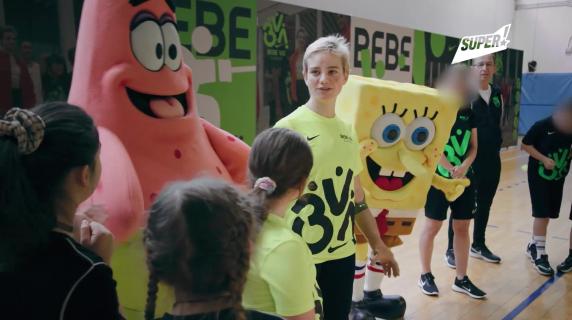 Bebe Vio con i personaggi del cartone Spongebob e Patrick nell'Academy ...