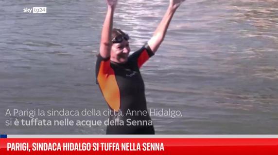 Parigi, la sindaca Hidalgo si tuffa nella Senna | Corriere TV