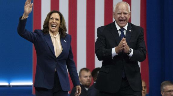 Kamala Harris presenta il suo vice Tim Walz a Philadelphia sul palco ...