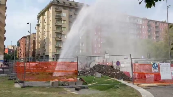 Milano, perdita d'acqua in piazza Sant'Agostino: spunta un geyser di ...