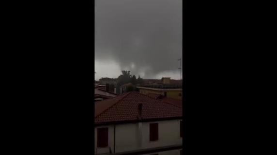 Maltempo, tromba d'aria nel Veneziano: tetti delle case scoperchiati | Corriere TV