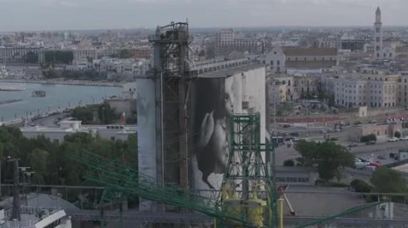 I silos del porto di Bari diventano opere d'arte | Corriere TV