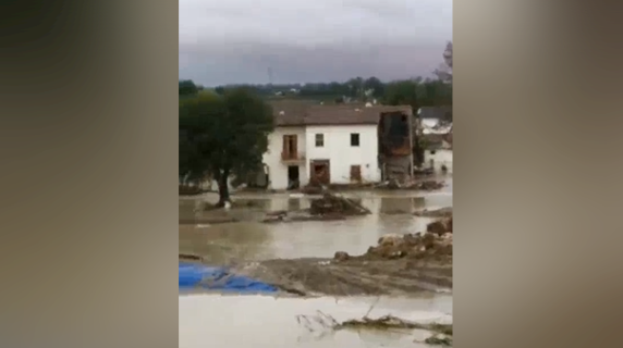 Il Lamone rompe l'argine a Traversara: il video dei nuovi allagamenti in Romagna per il maltempo ...