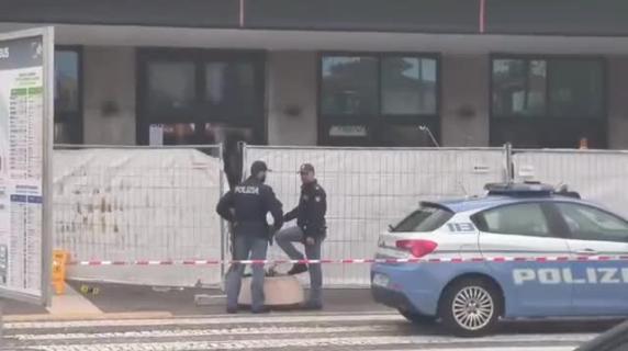 Verona, aggredisce i poliziotti alla stazione: un agente spara e lo uccide | Corriere TV