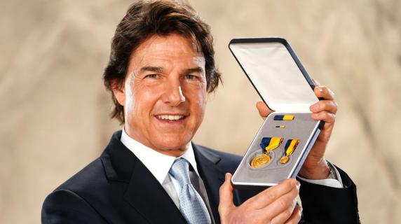 Tom Cruise riceve il premio più prestigioso che la Marina statunitense ...