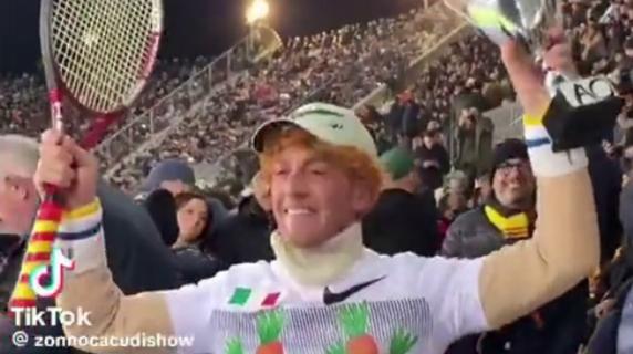 Ovazione per il sosia di Sinner allo stadio durante Lecce-Inter: in ...