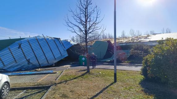 Raffiche di vento, spavento a Ozzano: scoperchiato il tetto della ...