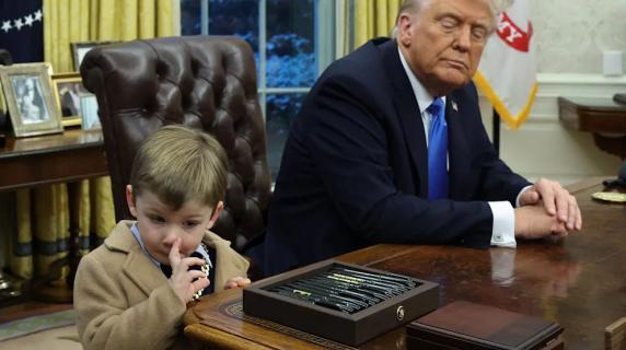 Mini-Musk (4) ruba la scena al papà e al presidente nello Studio Ovale ...