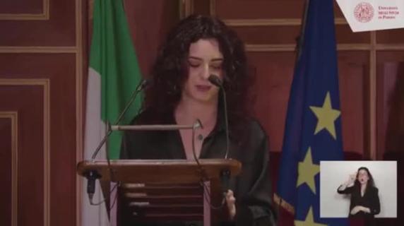 Padova, Emma Ruzzon si toglie la camicia nera: «Tanti dovrebbero farlo ...