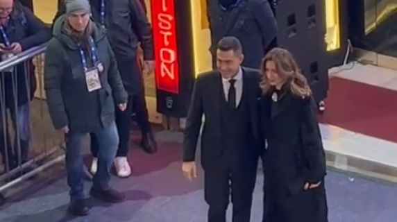 L'arrivo di Roberto Vannacci all'Ariston: la foto insieme alla moglie ...