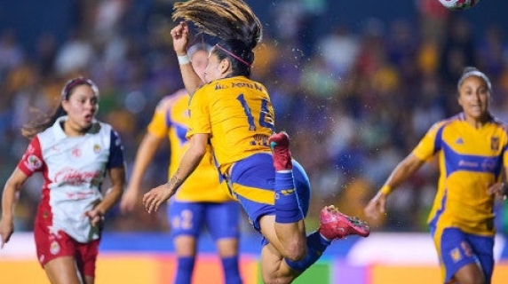 L’incredibile gol dello «scorpione invertito» della calciatrice messicana | Corriere TV