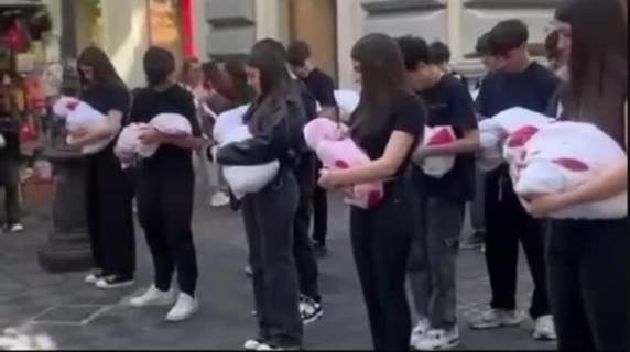 La «ninna nanna» per i bimbi di Gaza dei liceali di Napoli commuove la ...