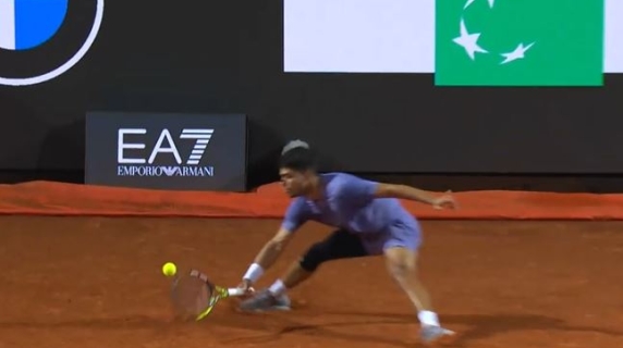 Il passante pazzesco di Alcaraz fa impazzire il pubblico del Centrale a ...