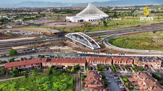 Il nuovo ponte di Tor Vergata che scavalca l'autostrada A1 | Corriere TV