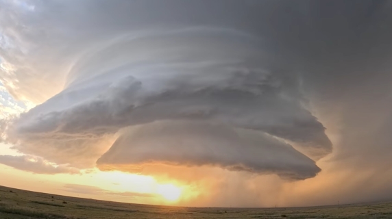 Spettacolare supercella al tramonto: il timelapse cattura la tempesta ...